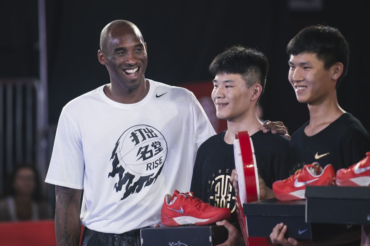 Chinese Students Make Giant Kobe Bryant Mural in the Snow | News ...