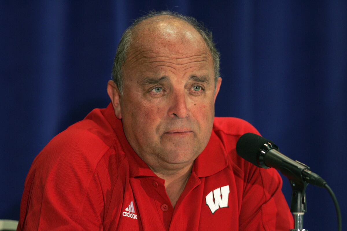 Wisconsin Football: Deafening Silence for Fans Around Former Official's ...