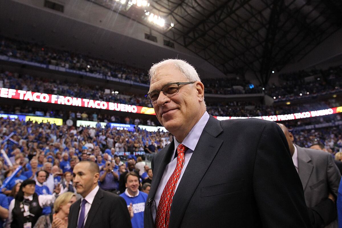 Why the Lakers Need to Go Back to the Triangle Offense | News, Scores ...
