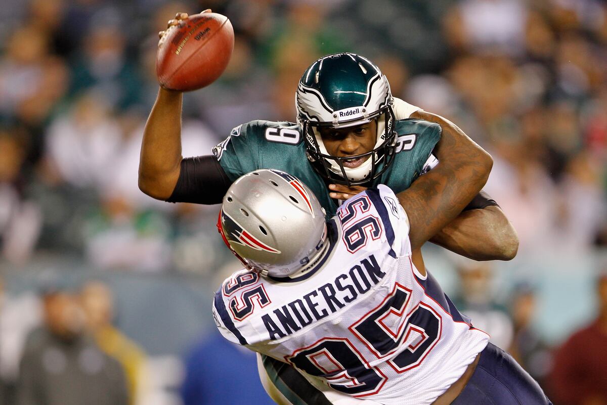 2012 NFL Free Agents: Buffalo Bills Sign Former Patriots DE Mark ...