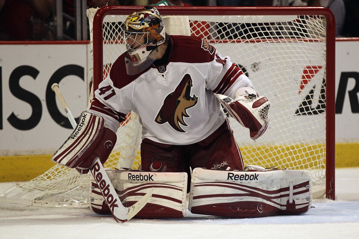 Phoenix Coyotes Goaltender Mike Smith Deserves a Vezina Trophy ...
