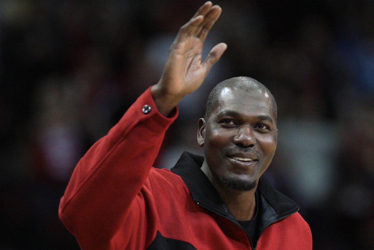 Comparing Anthony Davis NBA Skillset to Hakeem Olajuwon | News, Scores ...