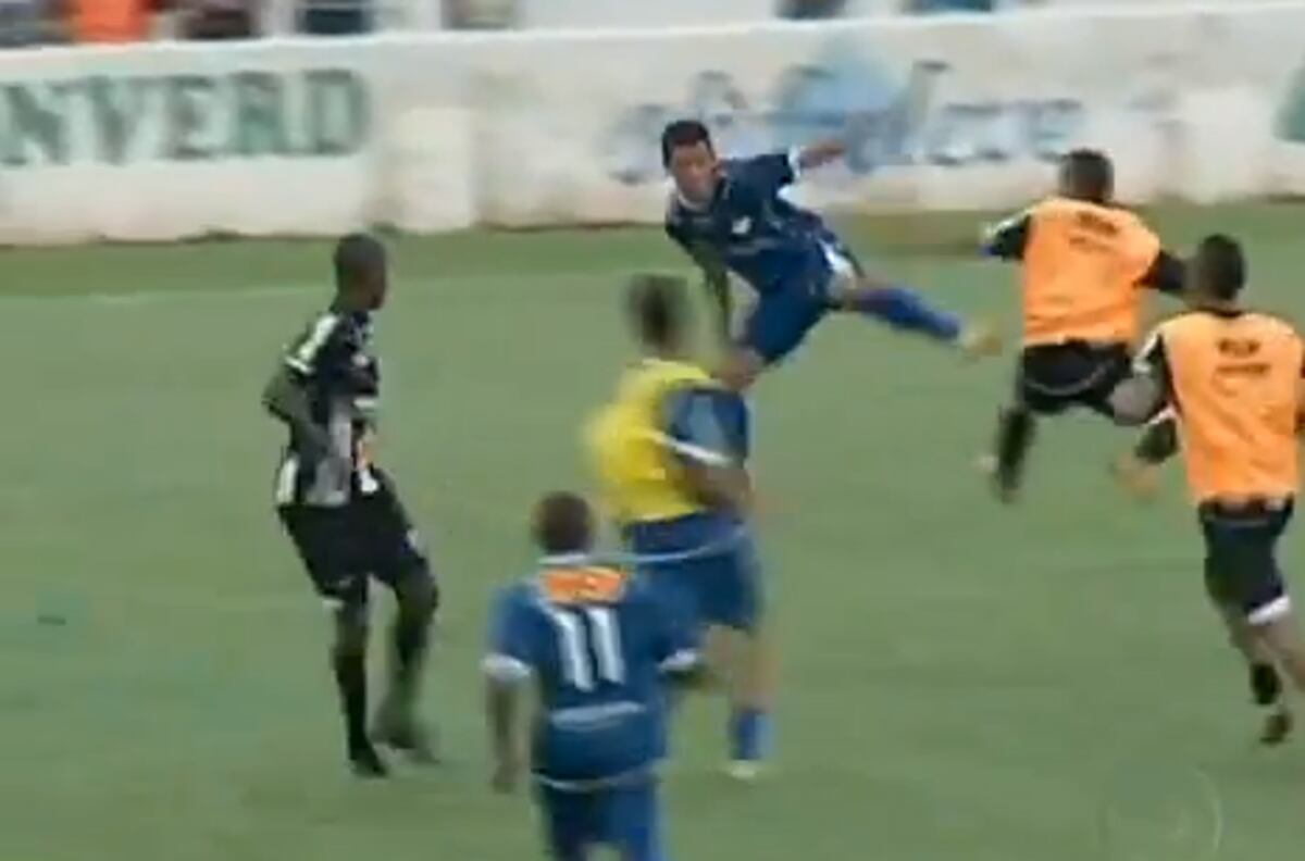 Soccer Fight Video: Watch Amazing Display of Flying Kicks in Football ...
