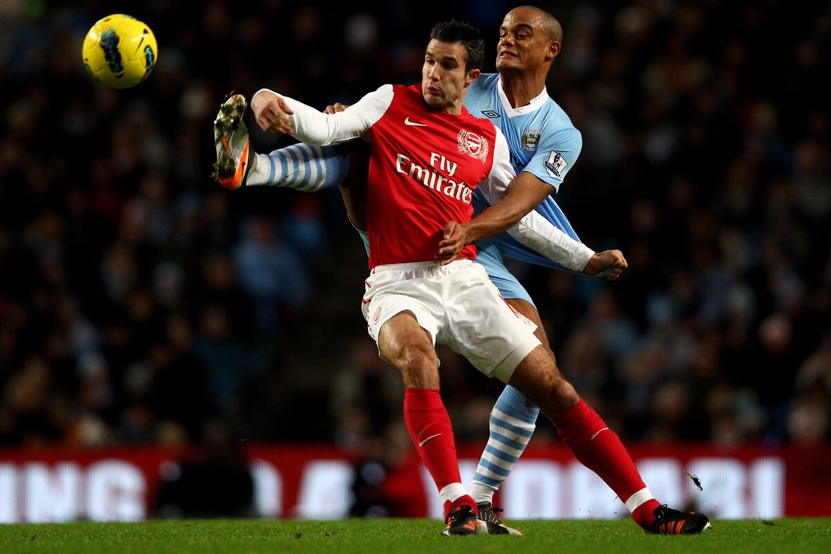 Robin van Persie Contract Situation: Arsenal, RVP Remain in Holding ...