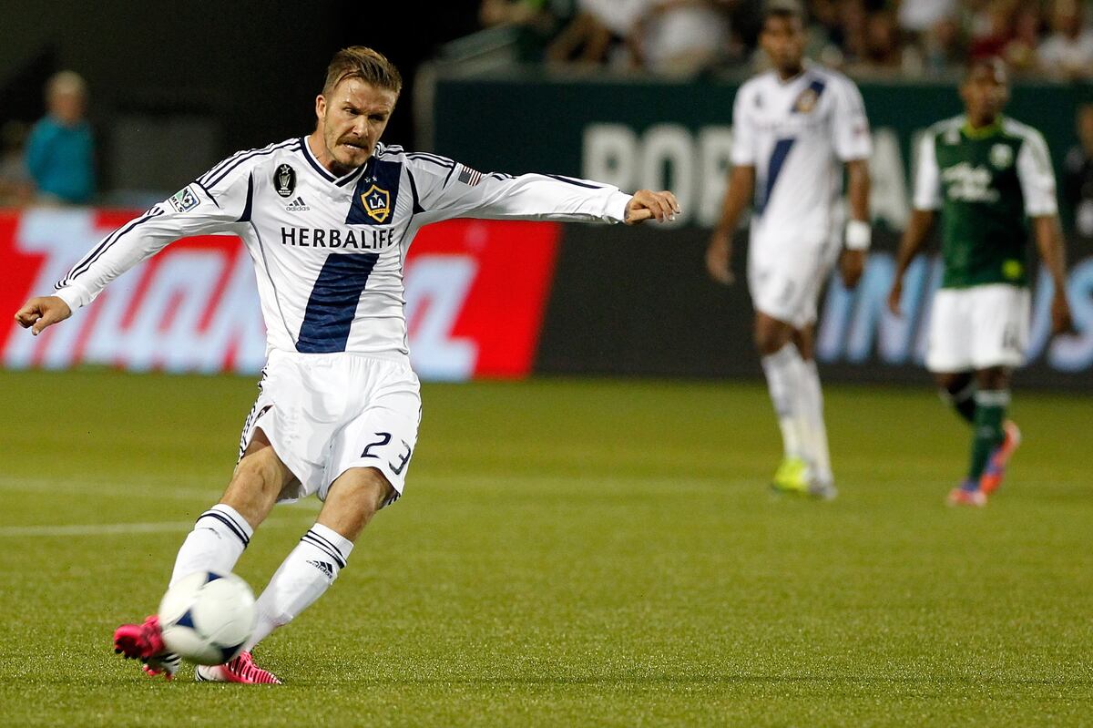 Viral Video of the Day: David Beckham Curls Trademark Free-Kick Goal ...