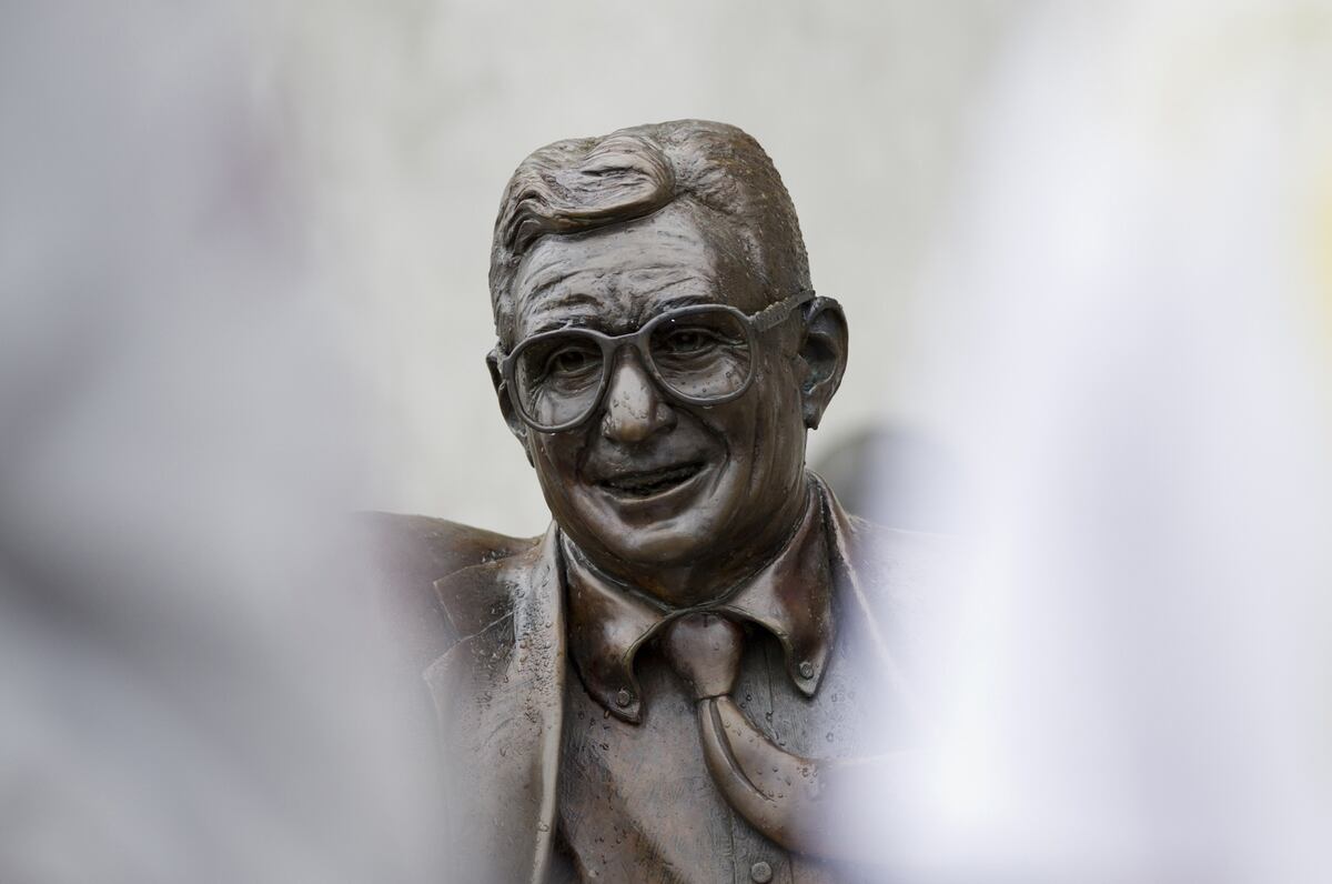 Joe Paterno Statue: Penn State Removes Former Coach's Statue | News ...