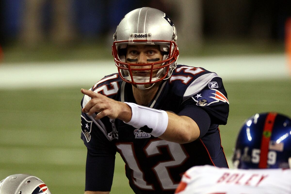 Tom Brady vs. Joe Montana: Who's the Better Quarterback? | Bleacher ... Tom Brady vs. Joe Montana: Who's the Better Quarterback? | Bleacher ...