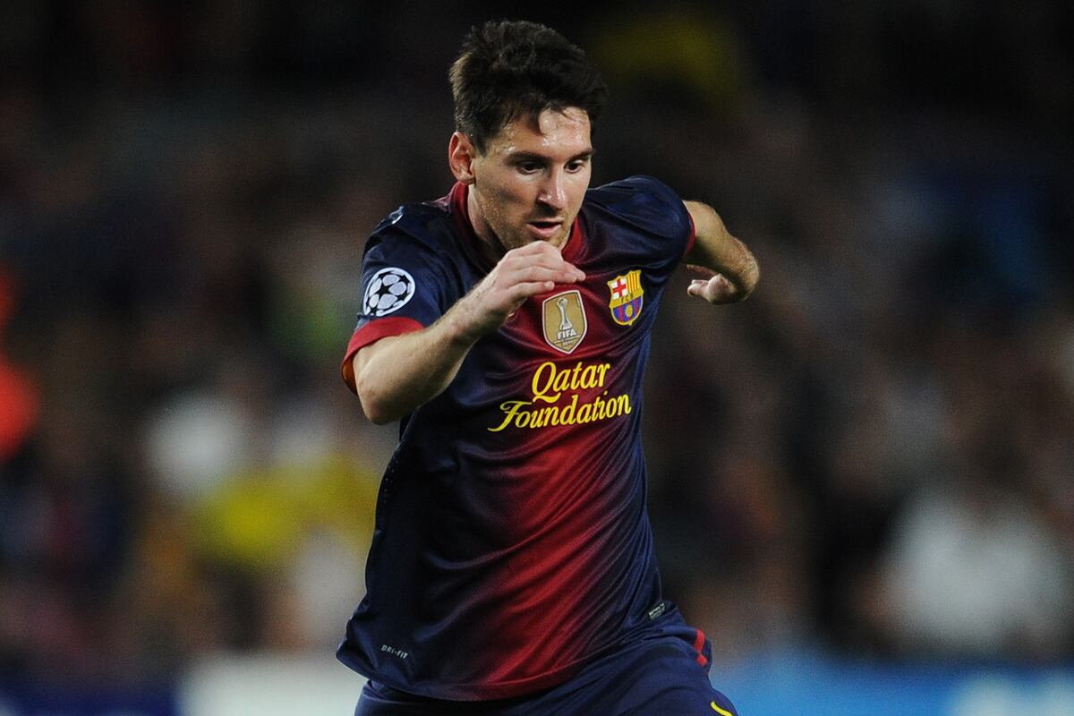 FC Barcelona: Lionel Messi Meets, Kicks Ball with Kid Born Without Feet ...