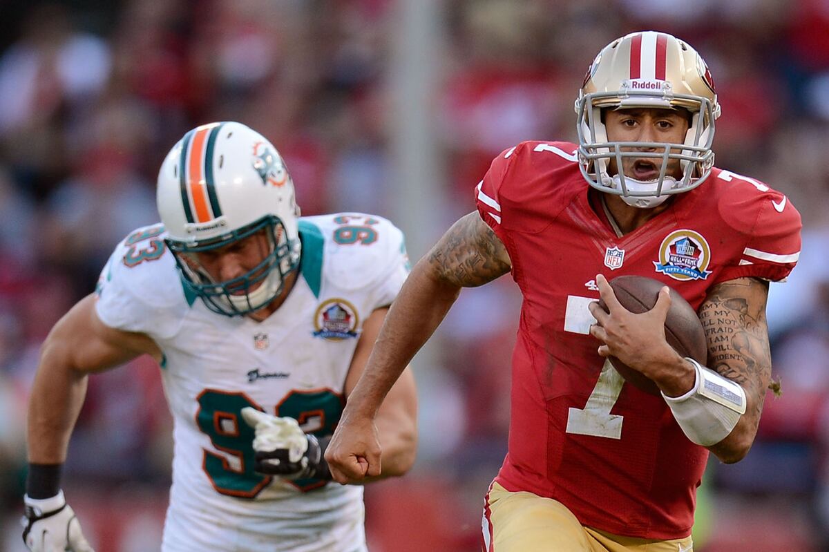 Colin Kaepernick Scores TD, Kisses Tats, Says Hi to Haters | News ...