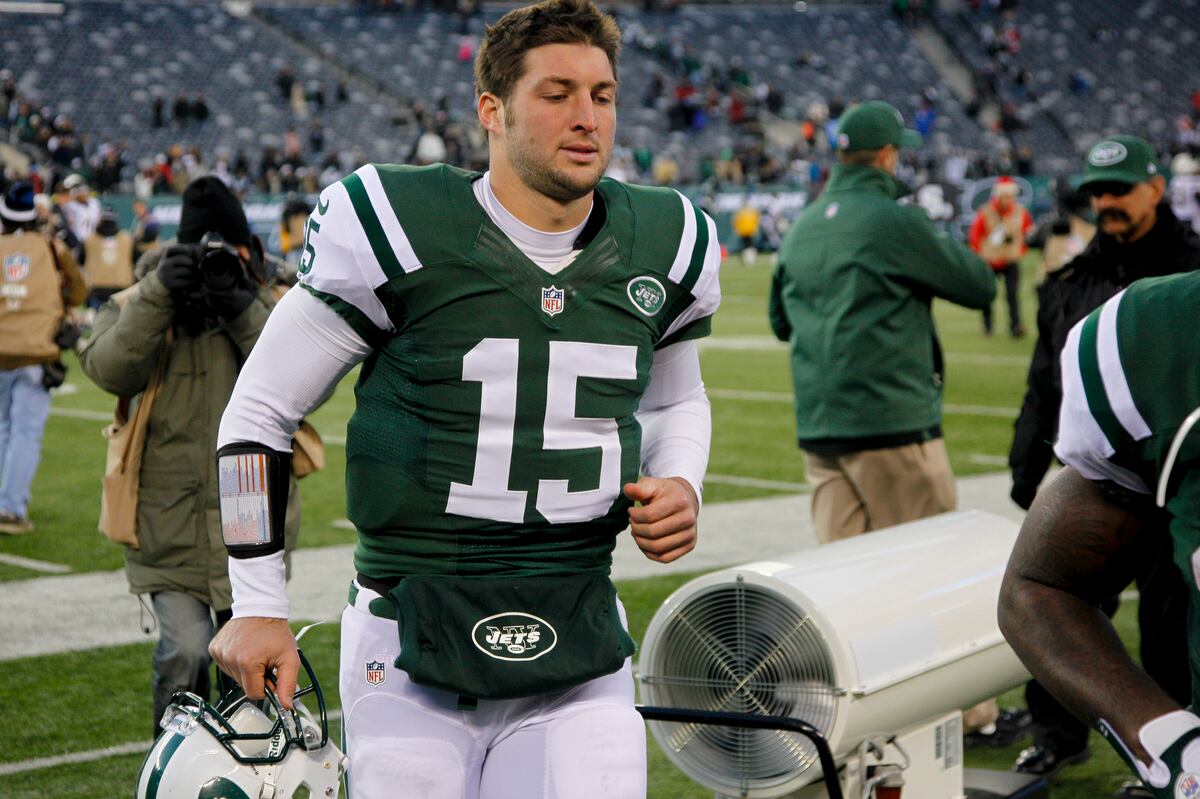 Jets' Tim Tebow Benched in Hilarious Dick's Sporting Goods Display ...