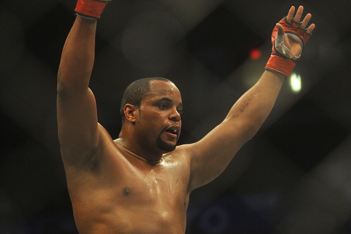 Daniel Cormier Talks Timing of Call for Fall Fight Against Jon Jones ...