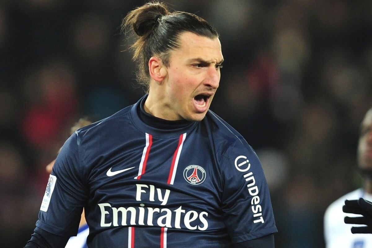 Zlatan Ibrahimovic Sent Off for Red Card in Champions League Match vs ...