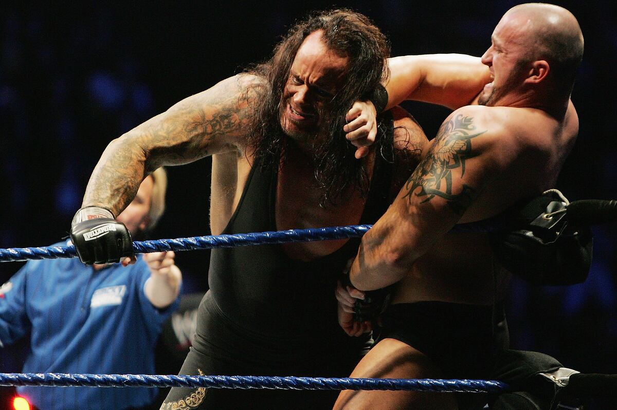 The Undertaker Makes Dramatic Return to WWE's Raw in Time for ...