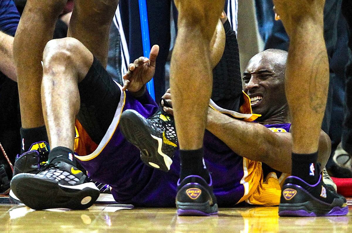 NBA Confirms Kobe Bryant Was Fouled on Ankle-Spraining Play vs. Hawks ...