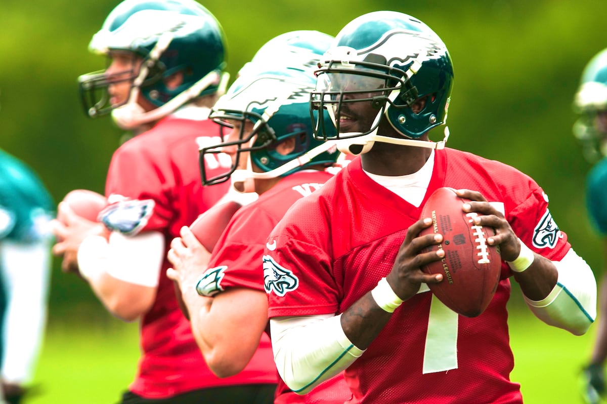 Highlighting the Pros and Cons of an NFL QB Battle in Training Camp ...