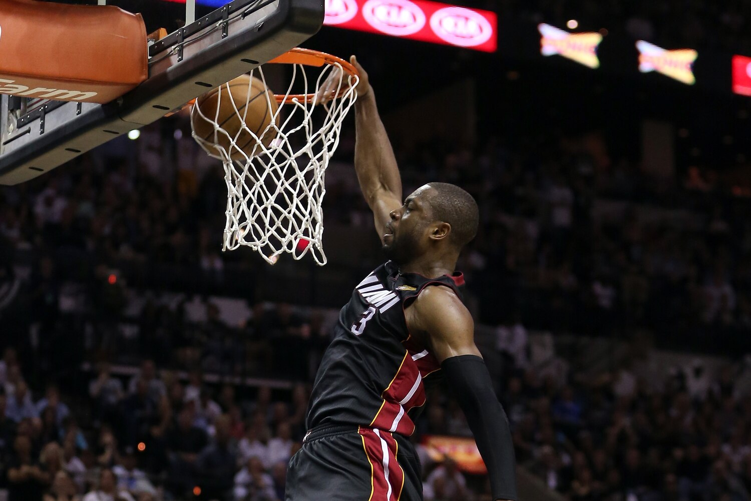 Watch Dwyane Wade Take Steal Coast to Coast, Dunk Over Spurs in Huge ...