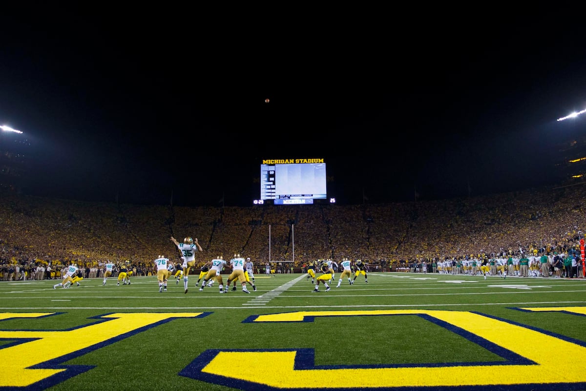 Michigan Wolverines vs. Notre Dame Fighting Irish: Complete Game ...