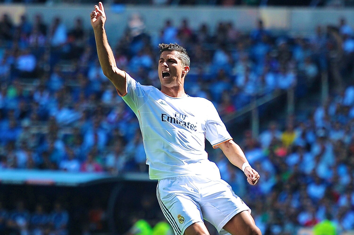 Cristiano Ronaldo Officially Signs Long-Term Contract Extension with ...