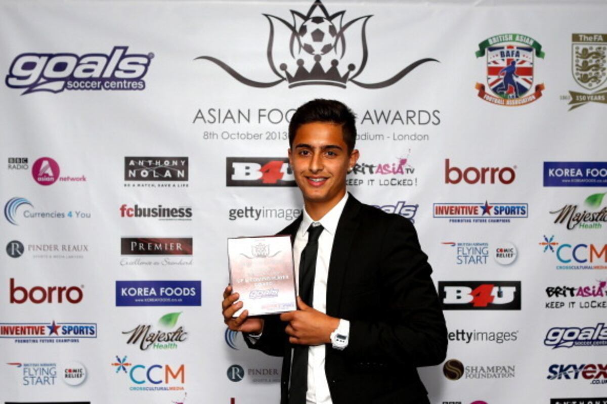 Liverpool Starlet Yan Dhanda Wins Up and Comer Gong at Asian Football ...