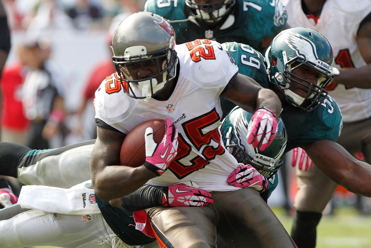 Brian Leonard vs. Mike James: Fantasy Value After Doug Martin's Injury ...