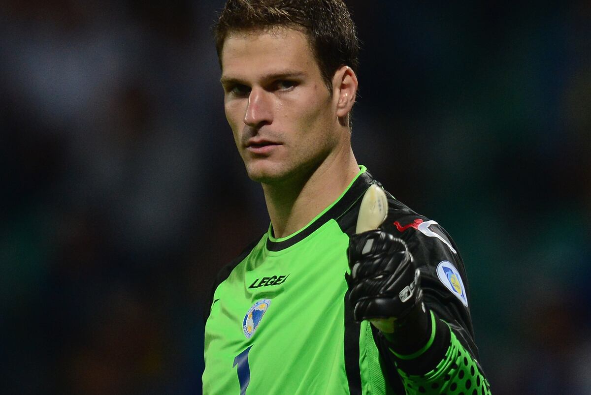 GIF: Goalkeeper Asmir Begovic Scores After 12 Seconds in Stoke vs ...