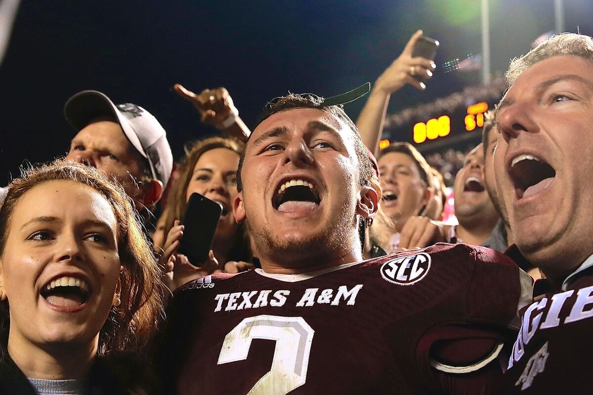 Aggies Fans Chant 'One More Year' at Johnny Manziel in Final Home Game ...