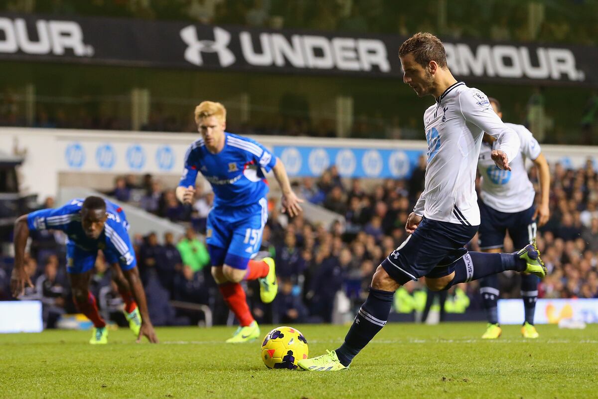 Tottenham's Roberto Soldado Practices Penalty Technique by Playing FIFA ...