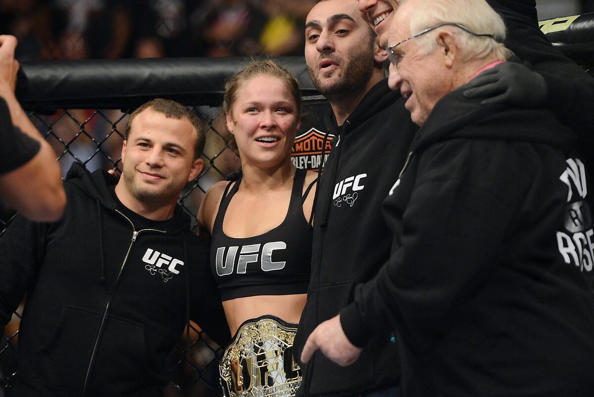 Should Rousey Regret Not at Least Giving Tate a Fist Bump After Fight ...