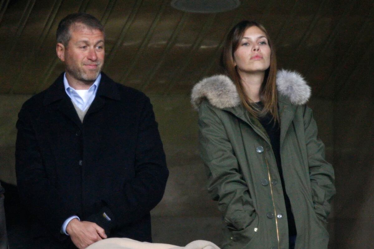 Roman Abramovichs Partner Dasha Zhukova Accused Of Incredibly Racist Photo News Scores