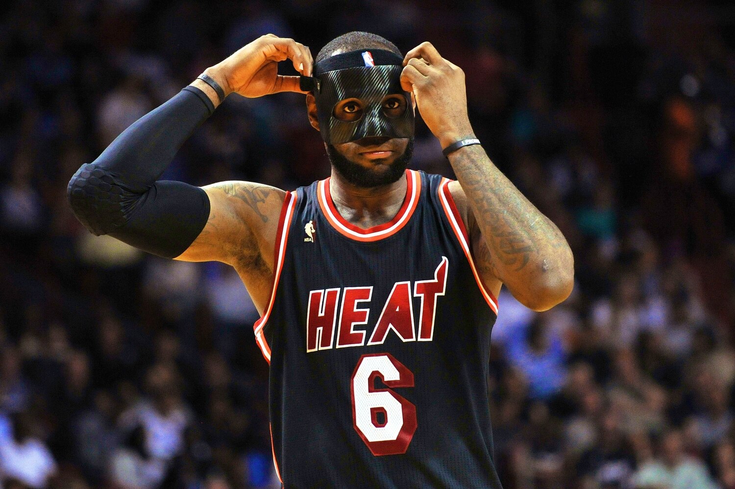 LeBron James Debuts Clear Mask After NBA Tells Him to Ditch Black One ...