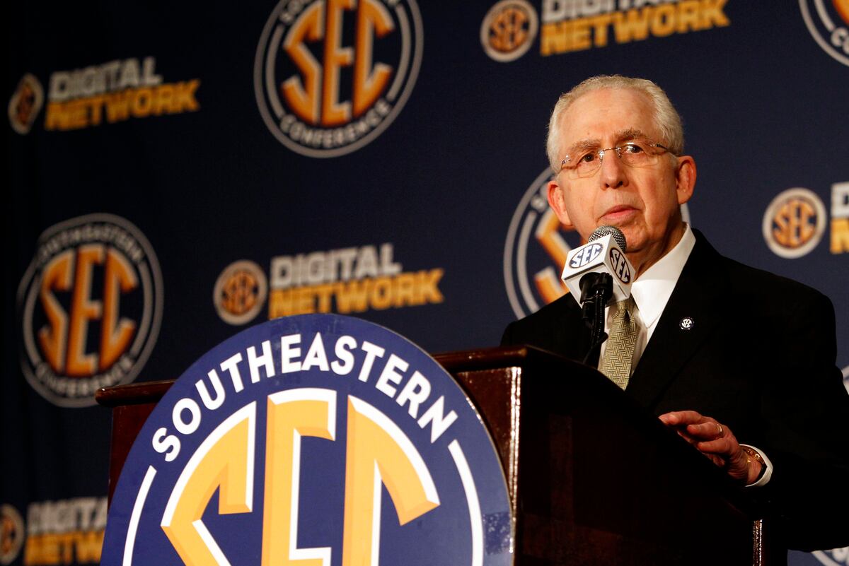 Mike Slive Says He Will Return as SEC Commissioner for 2014-15 Year ...