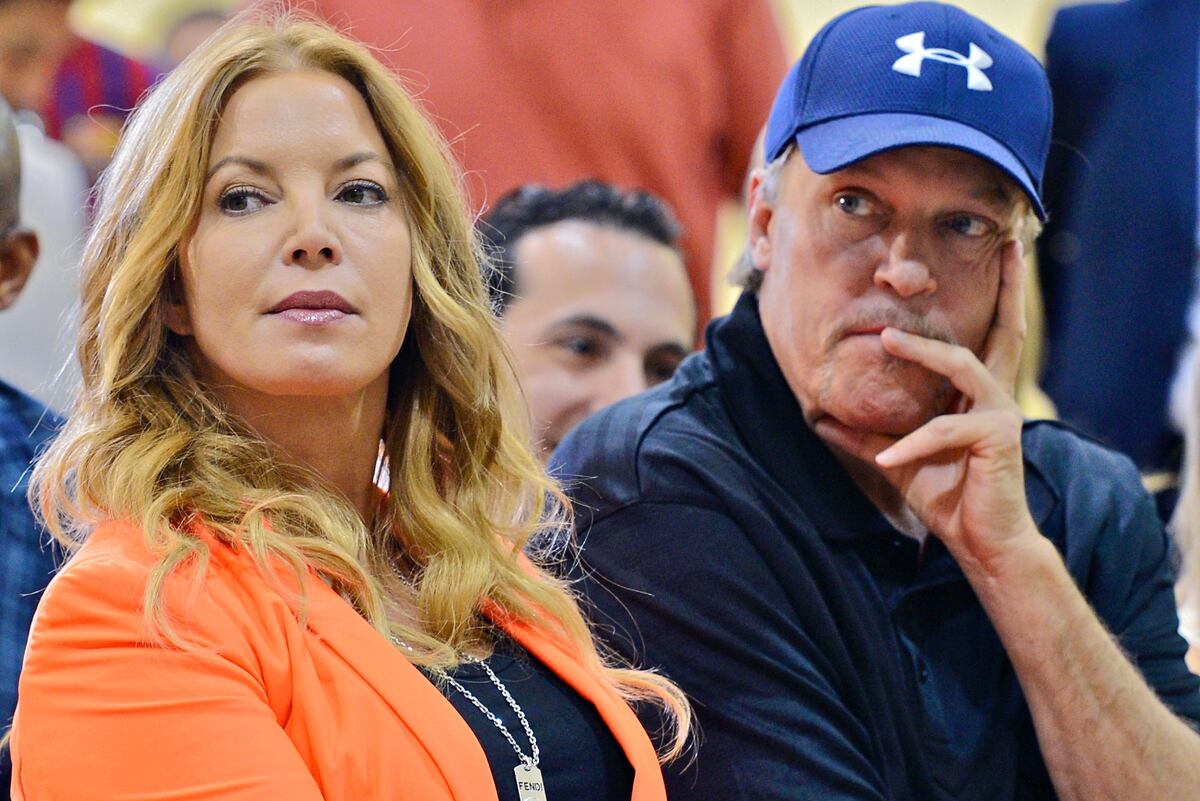 Lakers' Family Drama in Suspense as Phil Jackson Makes Deal with Knicks ...