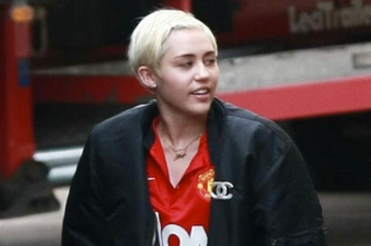 Miley Cyrus Wears Manchester United Kit, Club Happy, Fans Embarrassed ...