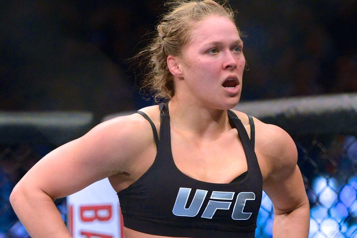 Ronda Rousey Injured Her Hand at UFC 175, Will Also Require Knee ...