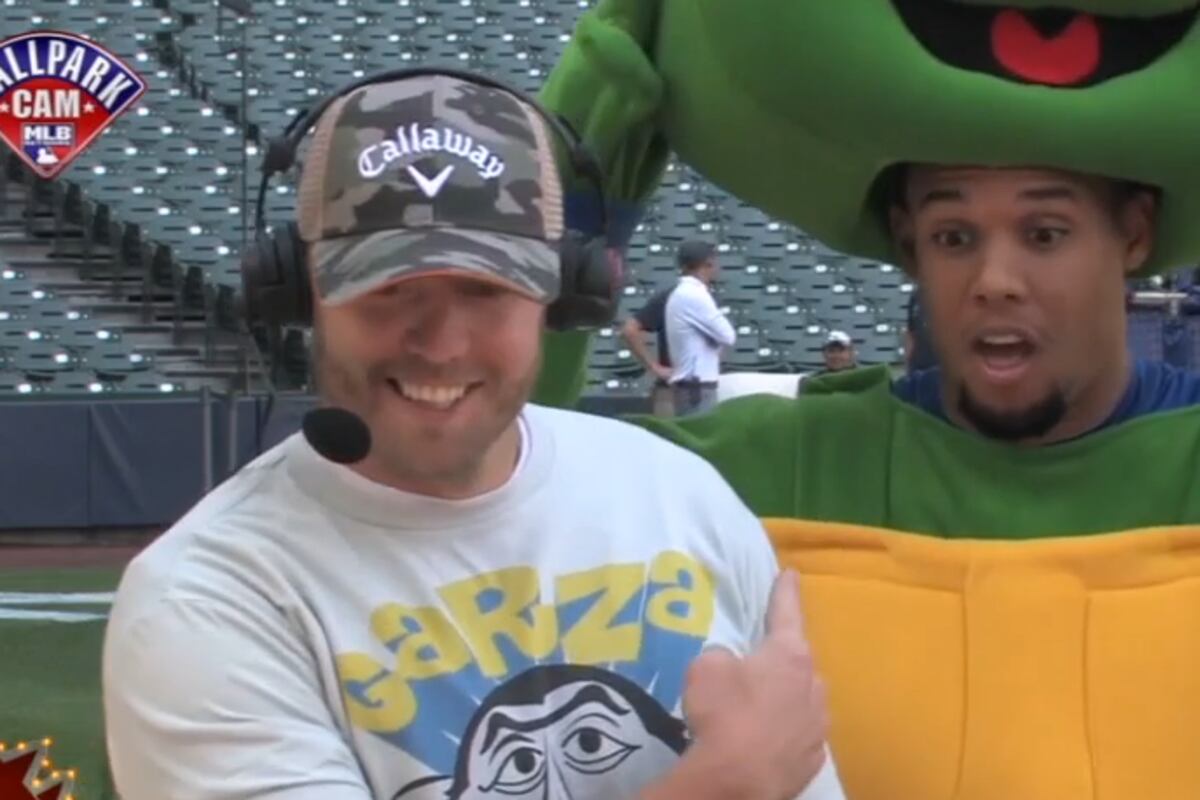 Carlos Gomez Videobombs Mark Reynolds in 'Teenage Mutant Ninja Turtles ...