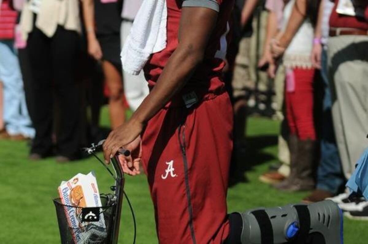 Injured Alabama RB Kenyan Drake Made Sure He Had His Snack with Him ...