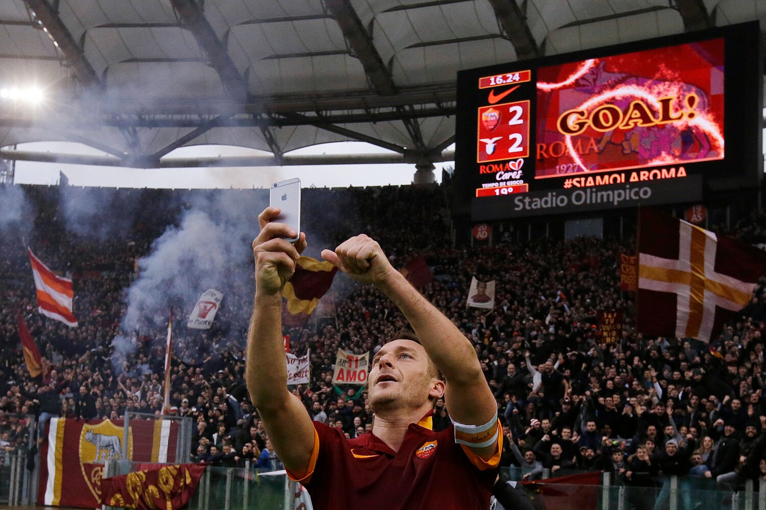 Francesco Totti Celebrates Roma Goal by Taking a Selfie | Bleacher Report