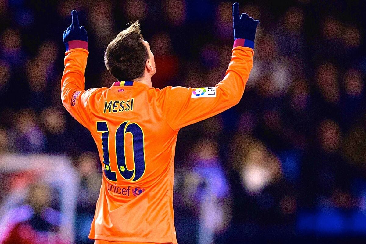 Dazzling Lionel Messi Lights the Way for Lost Luis Suarez in Barcelona ...