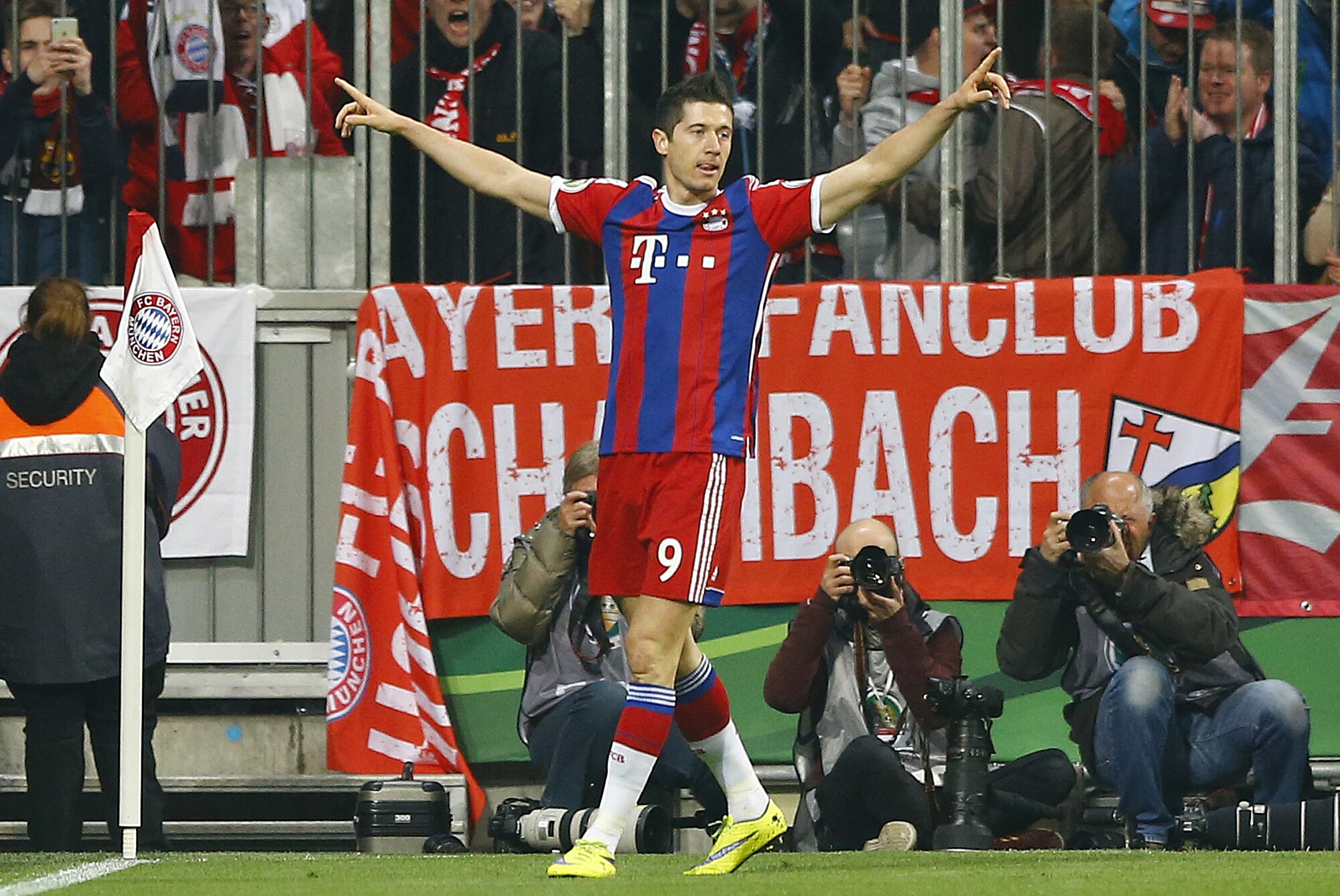 Robert Lewandowski: The Masked Man Ready to Be Bayern Munich's Hero ...