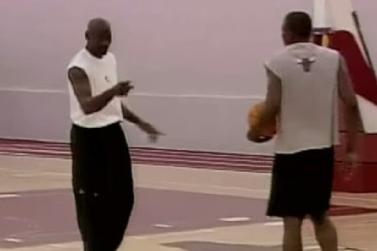 A Retired Michael Jordan Abuses Bulls Player in 1999 | News, Scores ...