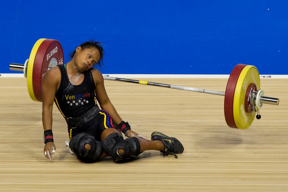 Weightlifter Fails Clean-and-Jerk in Scary Fashion, Eventually Triumphs ...