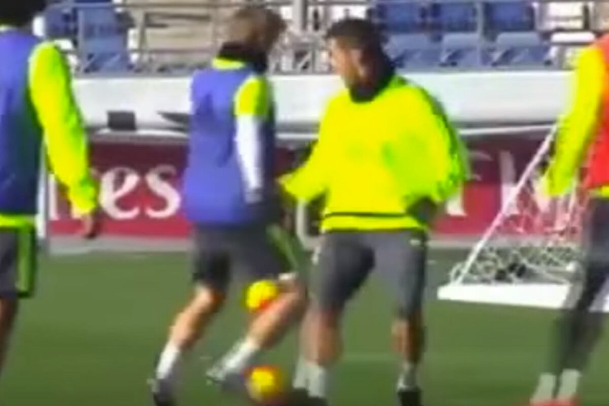 Real Madrid's Martin Odegaard Shows off Slick Skill Against Cristiano ...