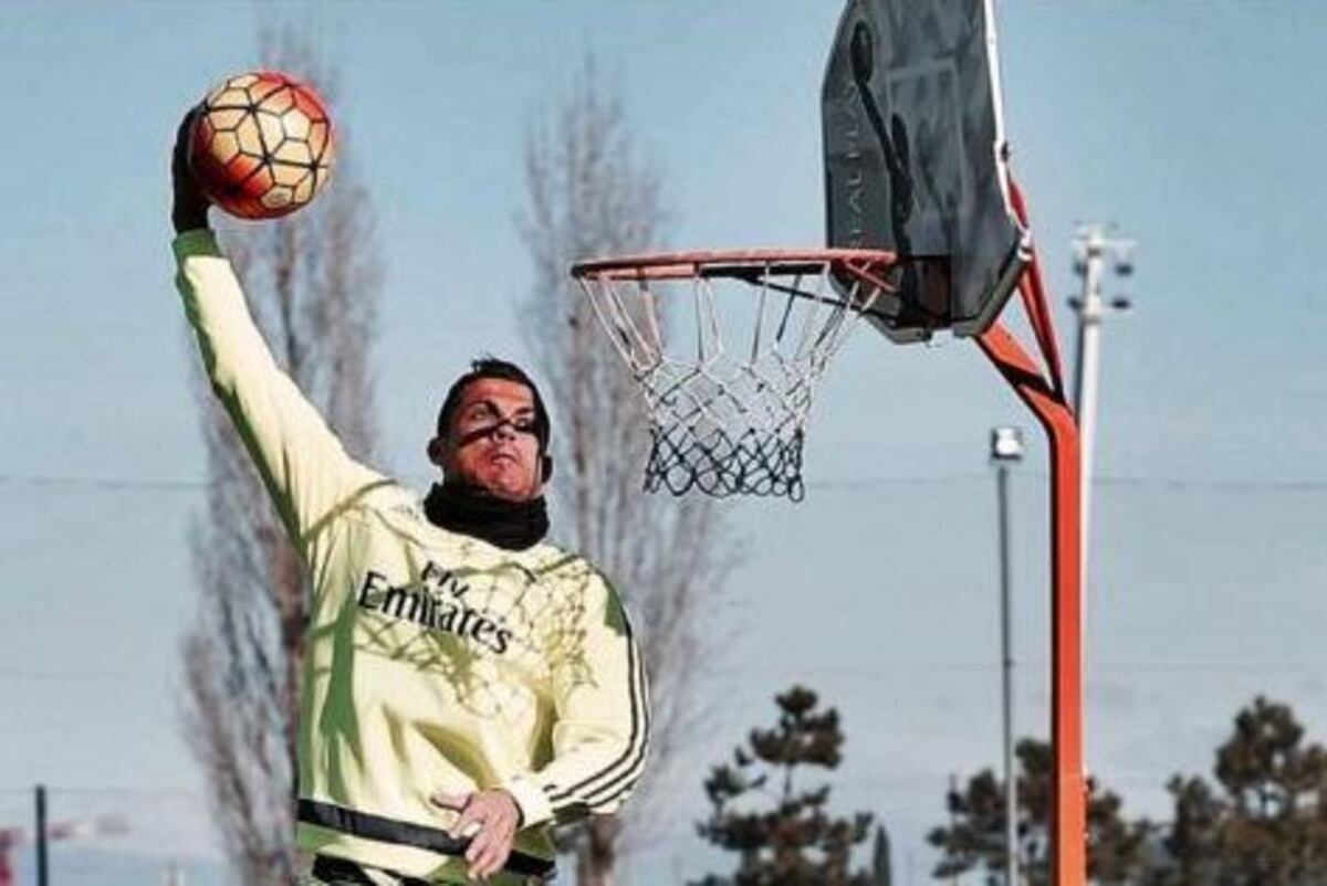 Cristiano Ronaldo Dunks into Basketball Hoop at Real Madrid Training ...