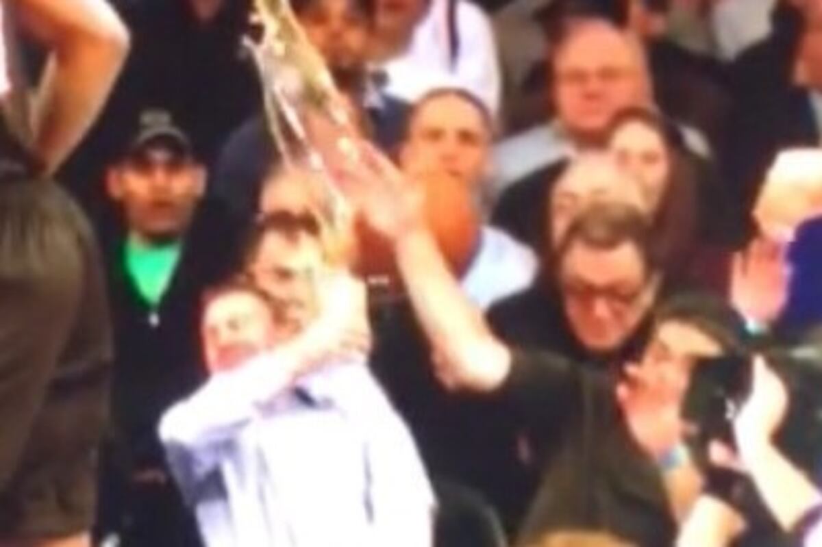 Courtside Knicks Fan Flings Beer Before Ball Even Hits Him | News ...
