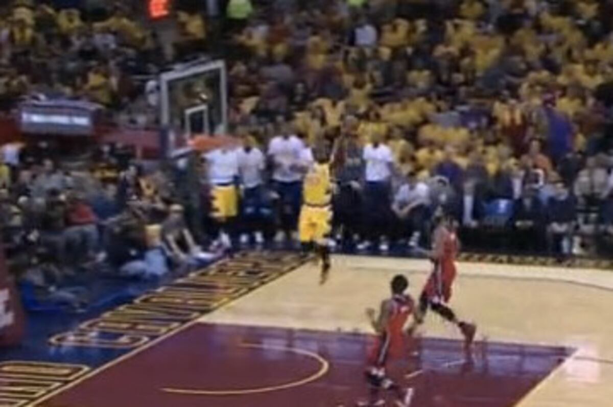 LeBron James Rises to the Rim with Back-to-Back Jams off Steals | News ...