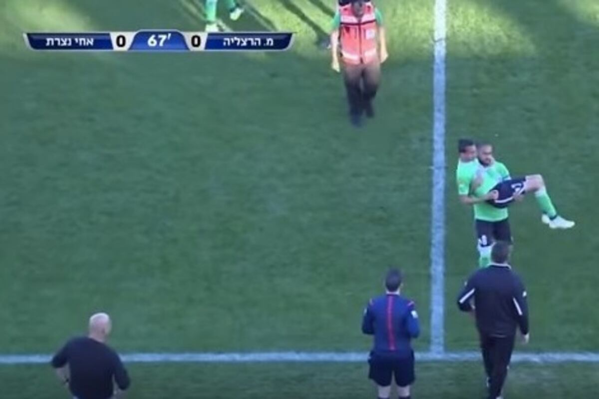 Medic Drops Stretcher, Player Kicks Stretcher, Player Carried off by ...