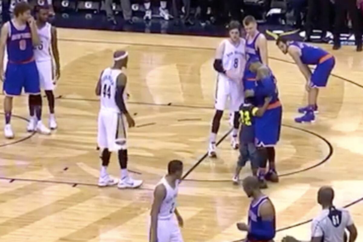 Young Fan Runs onto Court Mid-Game to Hug Carmelo Anthony | News ...