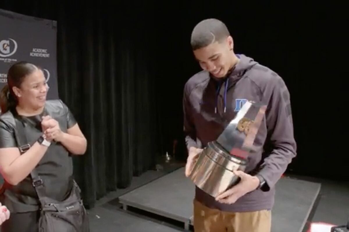 Penny Hardaway Surprises Jayson Tatum with Gatorade Player of the Year ...