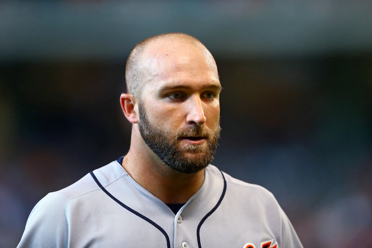 Tigers CF Tyler Collins Loses Ball in Lights, Flips off the Booing ...