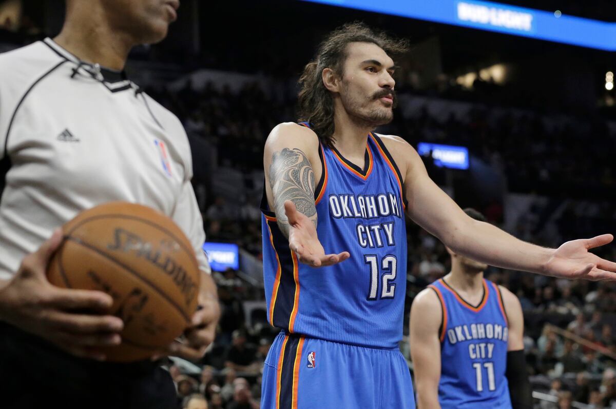 Steven Adams' Arm Held by Fan During Final Possession of Thunder vs ...